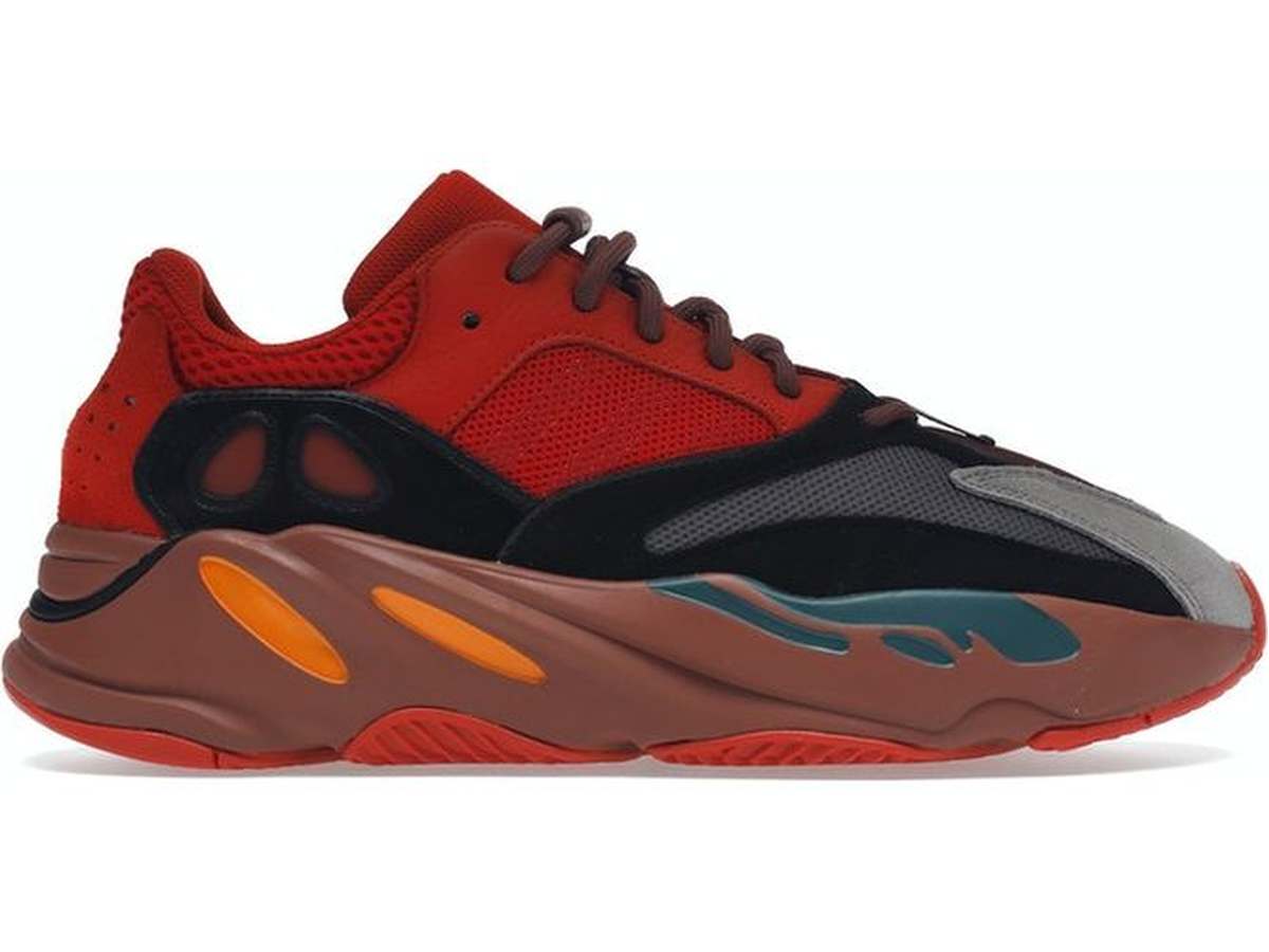 Yeezy 700 – Courtside